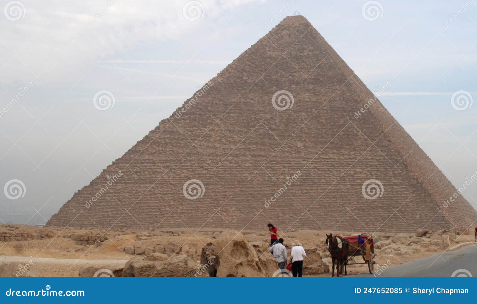 The Great Pyramid and Tourists Editorial Image - Image of viewing ...