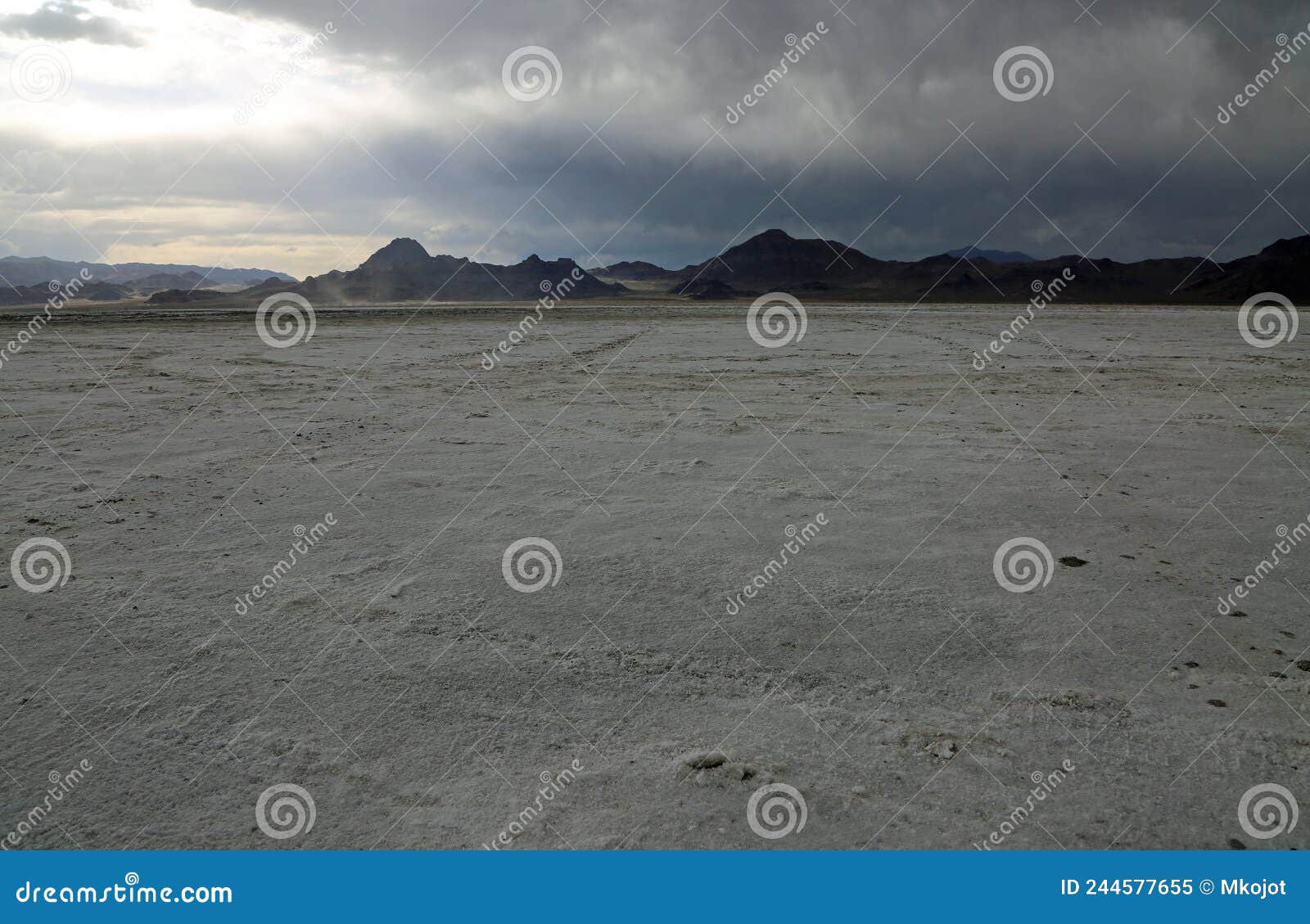 Flat desert and mountains stock image. Image of geology - 244577655