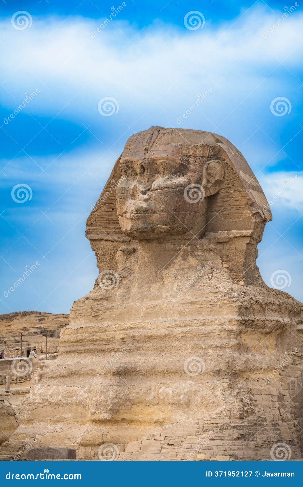 The Great Sphinx Of Giza And The Great Pyramid In Cairo, Egypt With ...