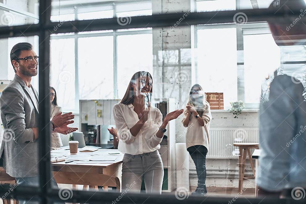 Great Work. Group of Business People Clapping and Smiling while Stock ...