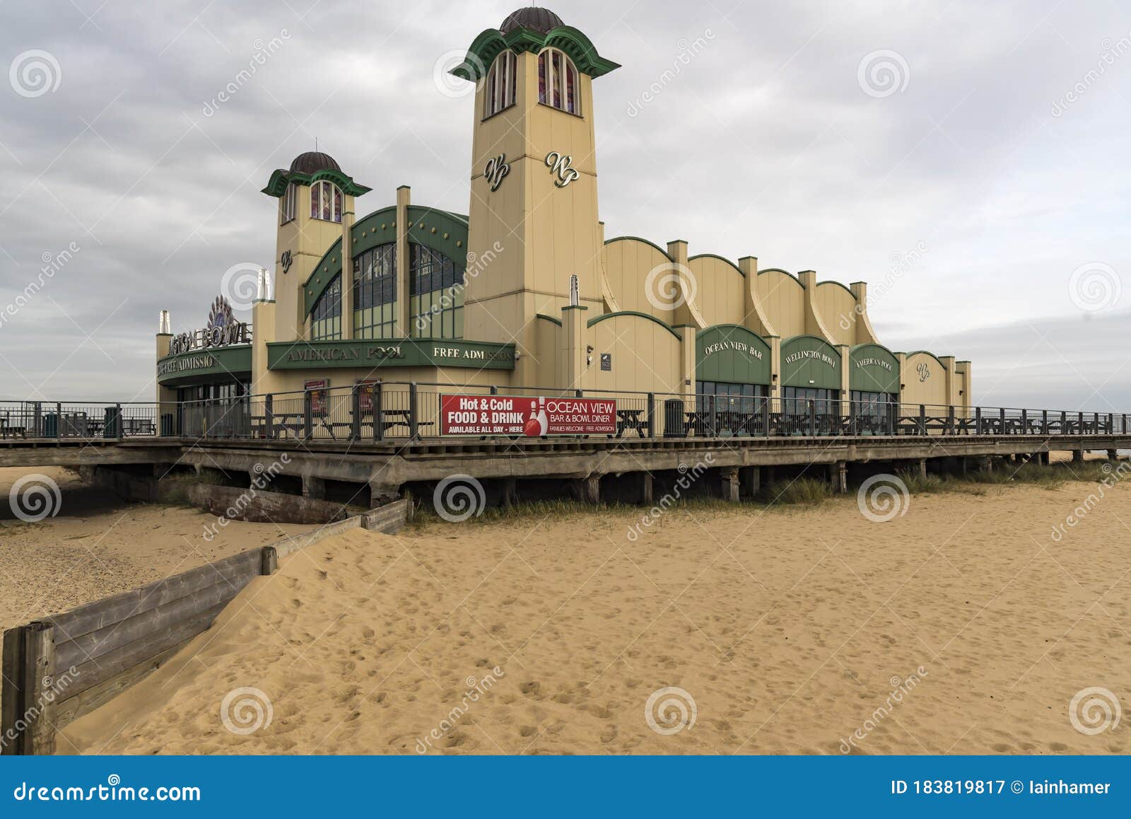 Wellington Pier, Great Yarmouth Editorial Photography - Image of coast ...