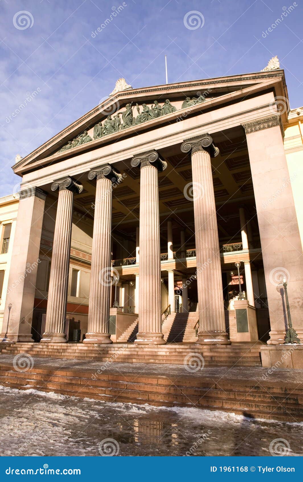 Greckie kolumny jonowych zdjęcie stock. Obraz złożonej z szkoła - 1961168