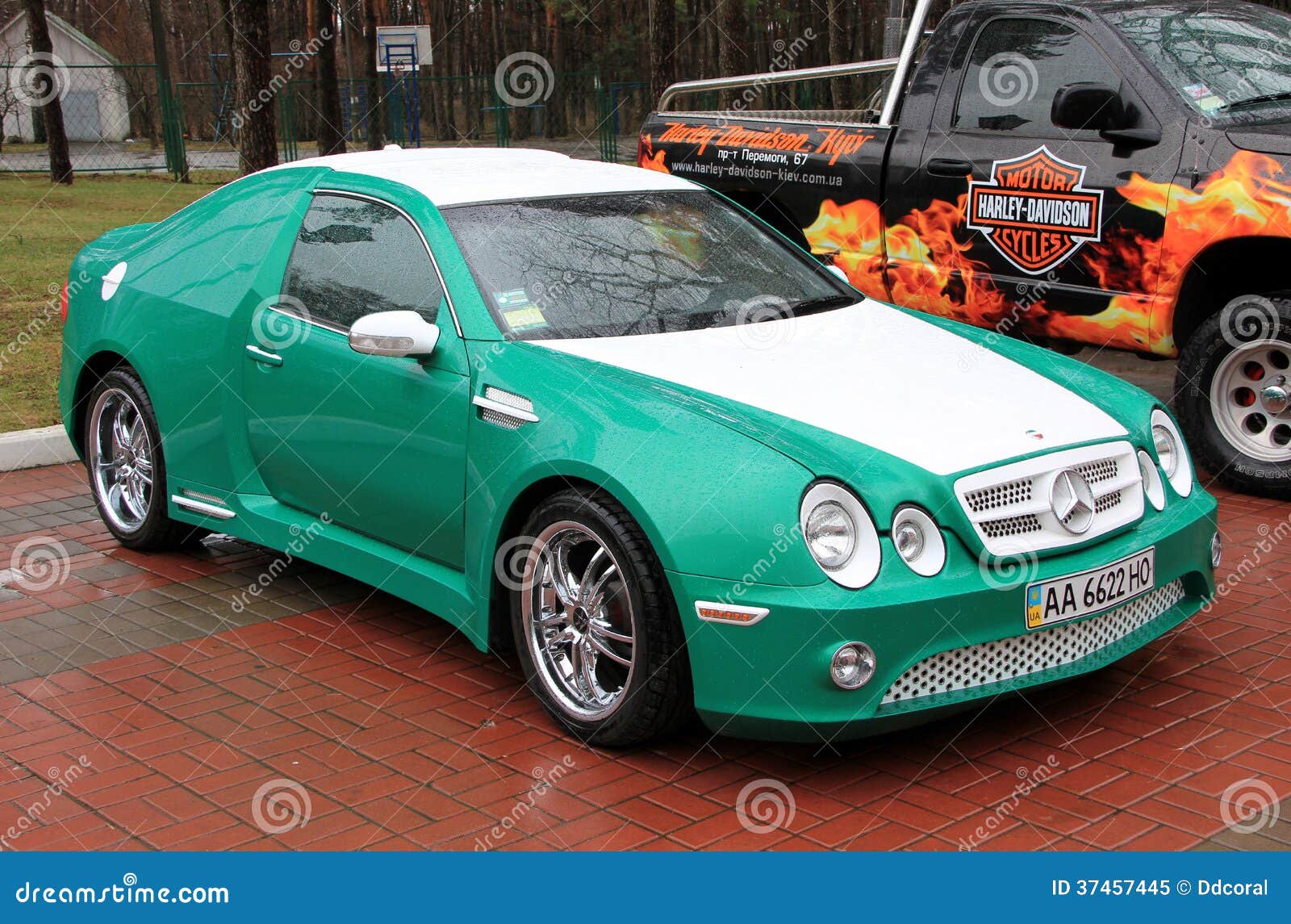 Green Mercedes-Benz E-class Editorial Image - Image of automotive ...