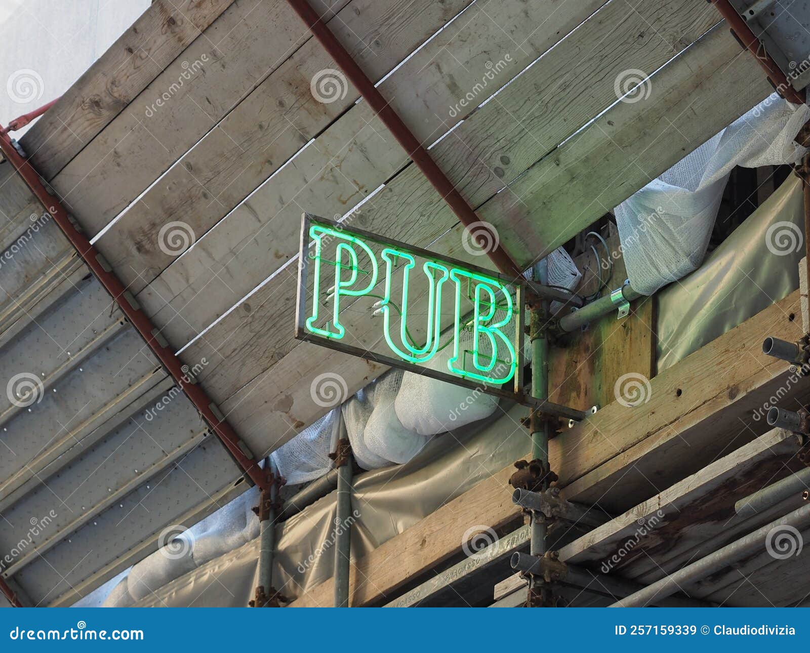 Green neon light pub sign stock image. Image of building - 257159339