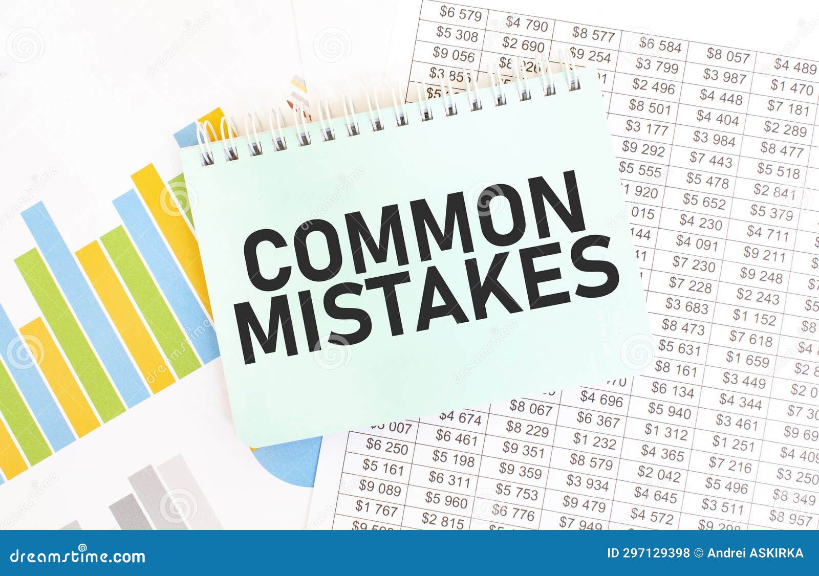 Green Notepad on Financial Documentation. Text COMMON MISTAKES Stock ...