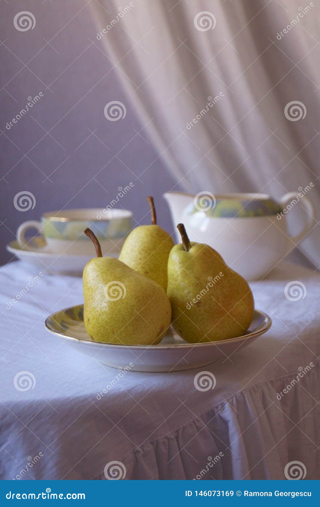 Green Pears in Bowl on Table Stock Image - Image of healthy, nature ...
