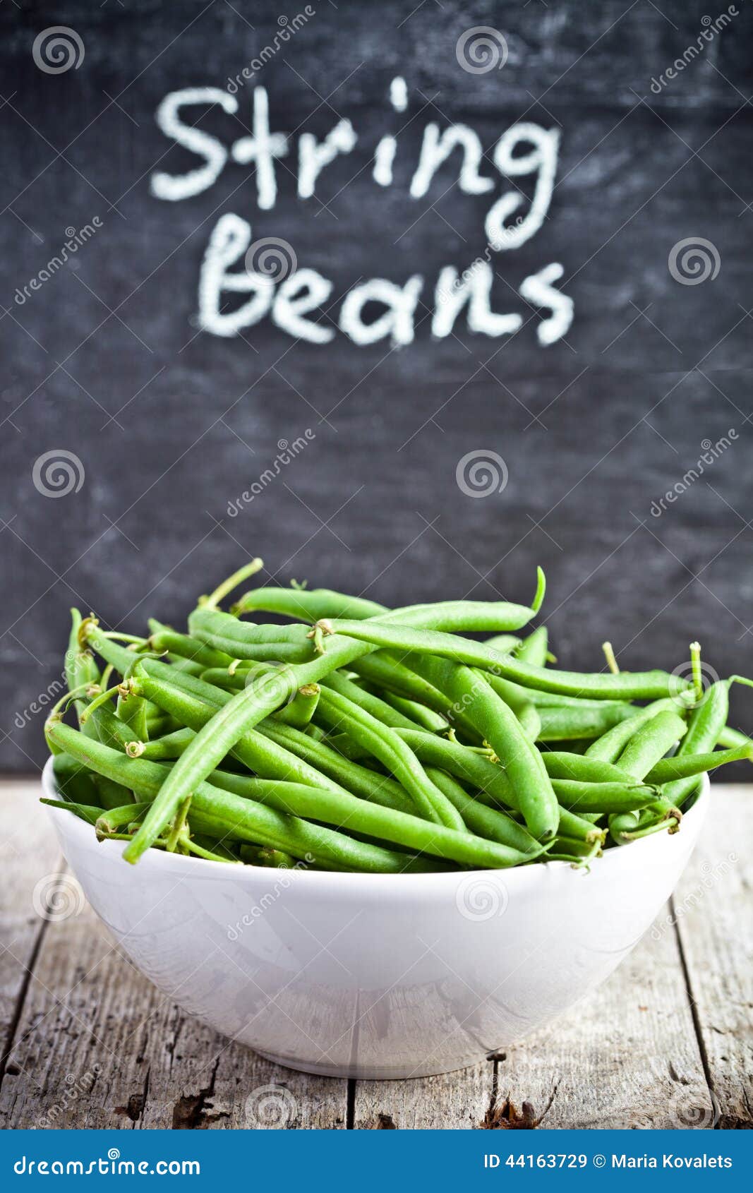 Green String Beans in a Bowl Stock Image - Image of kitchen, linen ...