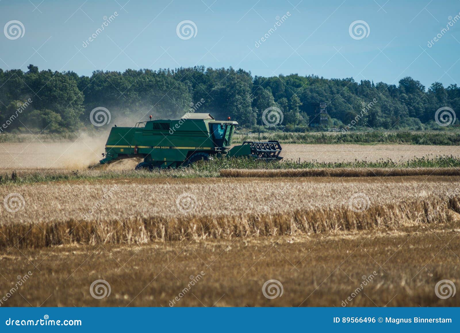 Green threshing machine editorial photo. Image of wheat - 89566496