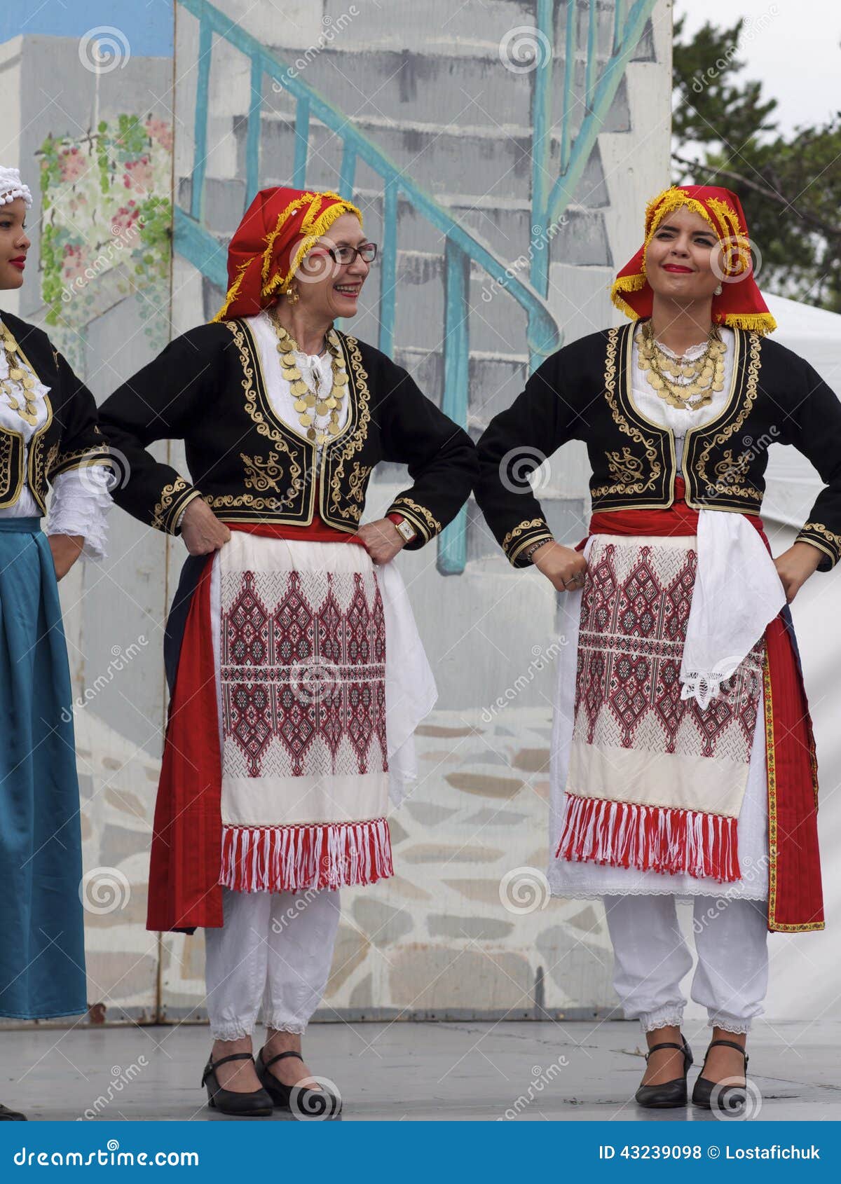 Grekiska dansare redaktionell arkivfoto. Bild av broderi - 43239098