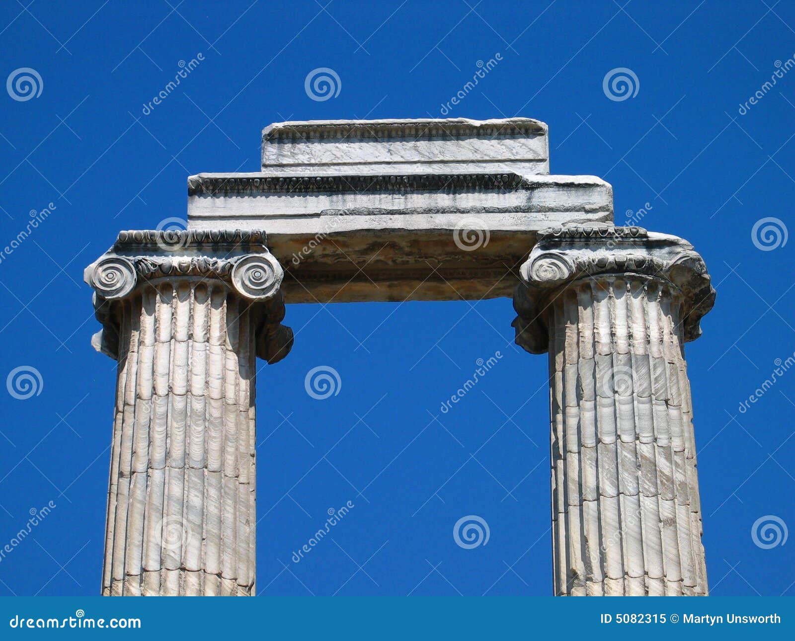 Grekiska kolonner fotografering för bildbyråer. Bild av sten - 5082315