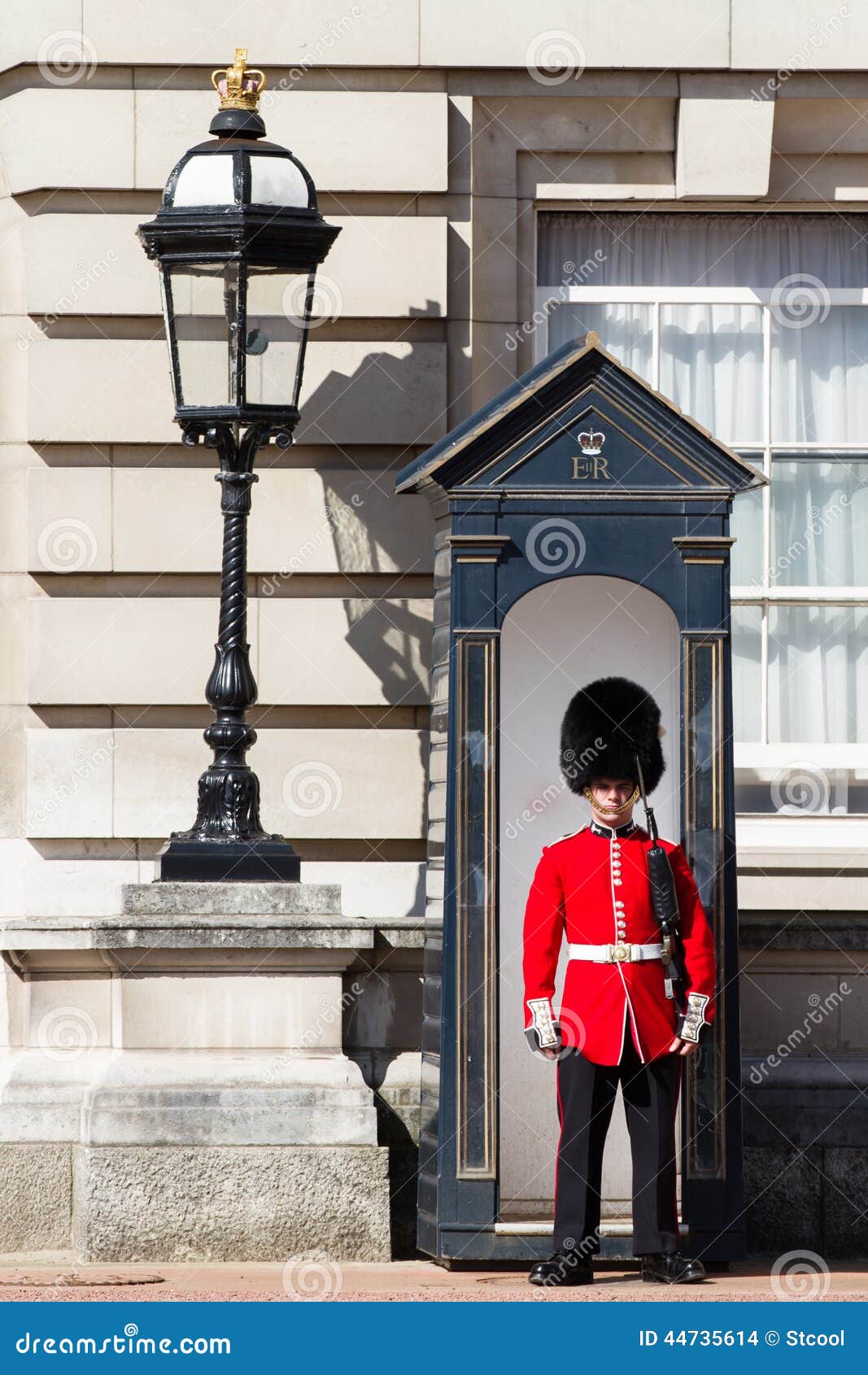 A Grenadier Guard On Duty And Two Sentry Boxes Outside Buckingham ...