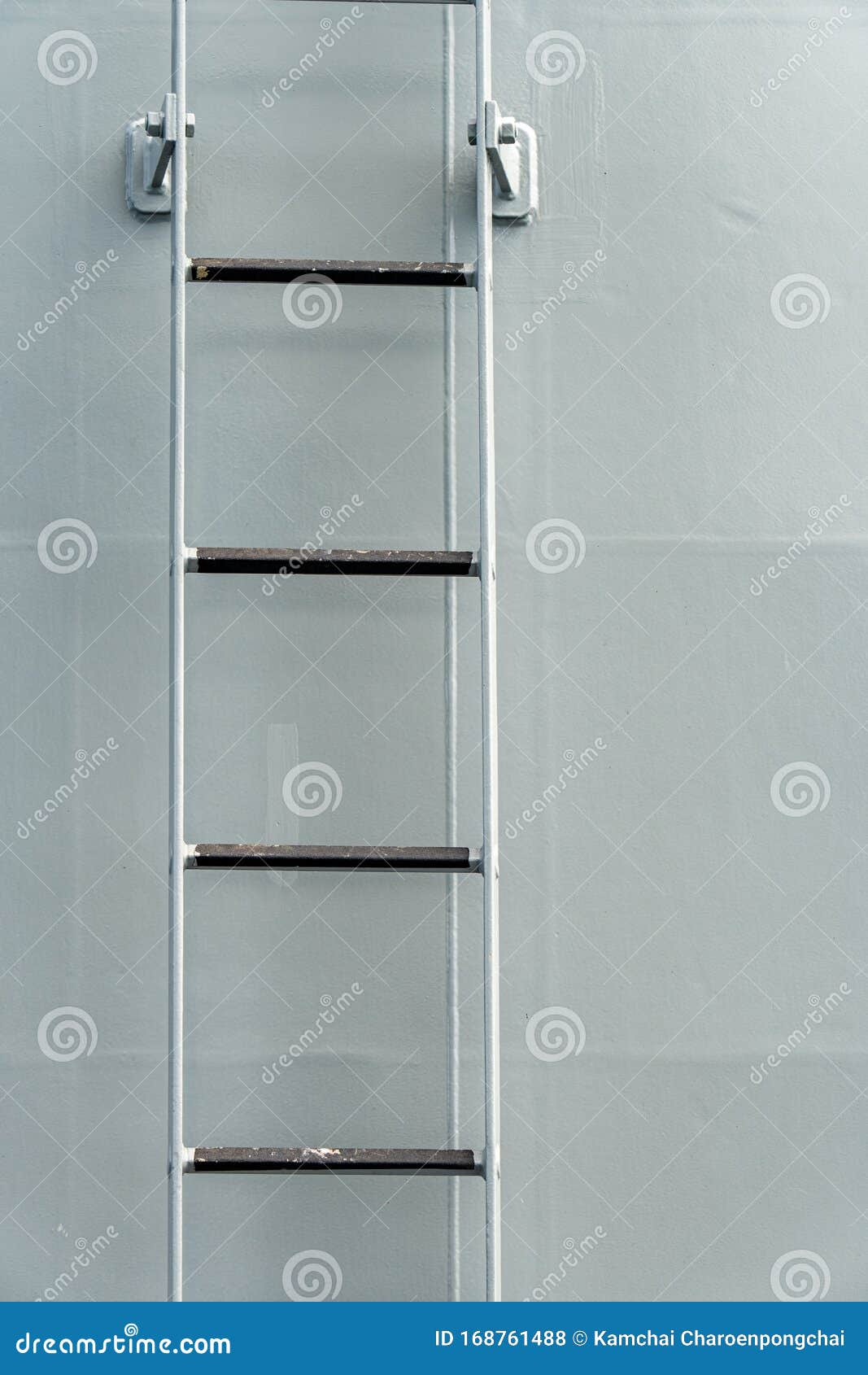 Grey Colored Fixed Type Rigid Ladder with Non Skid on the Step Onboard ...