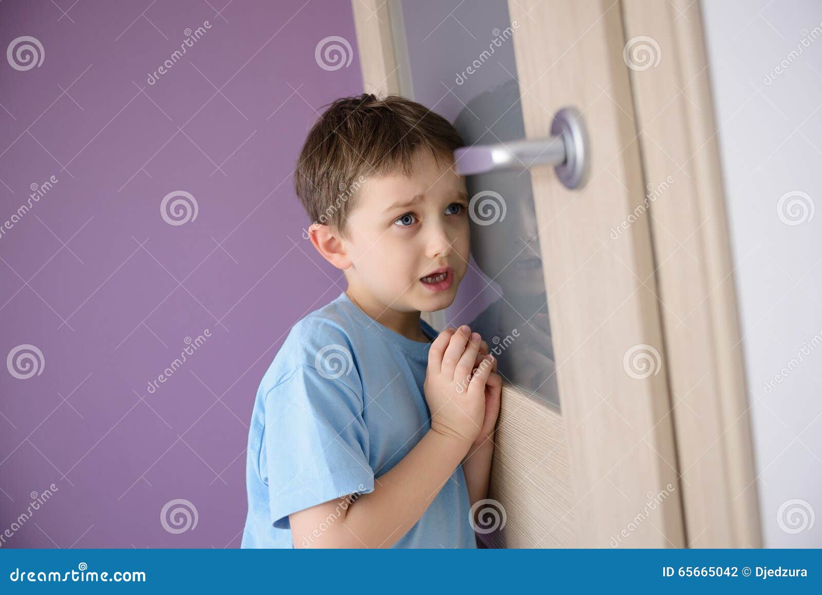 Gridando, Bambino Spaventato Che Ascolta Un Genitore Che Parla ... Gridando, Bambino Spaventato Che Ascolta Un Genitore Che Parla ...