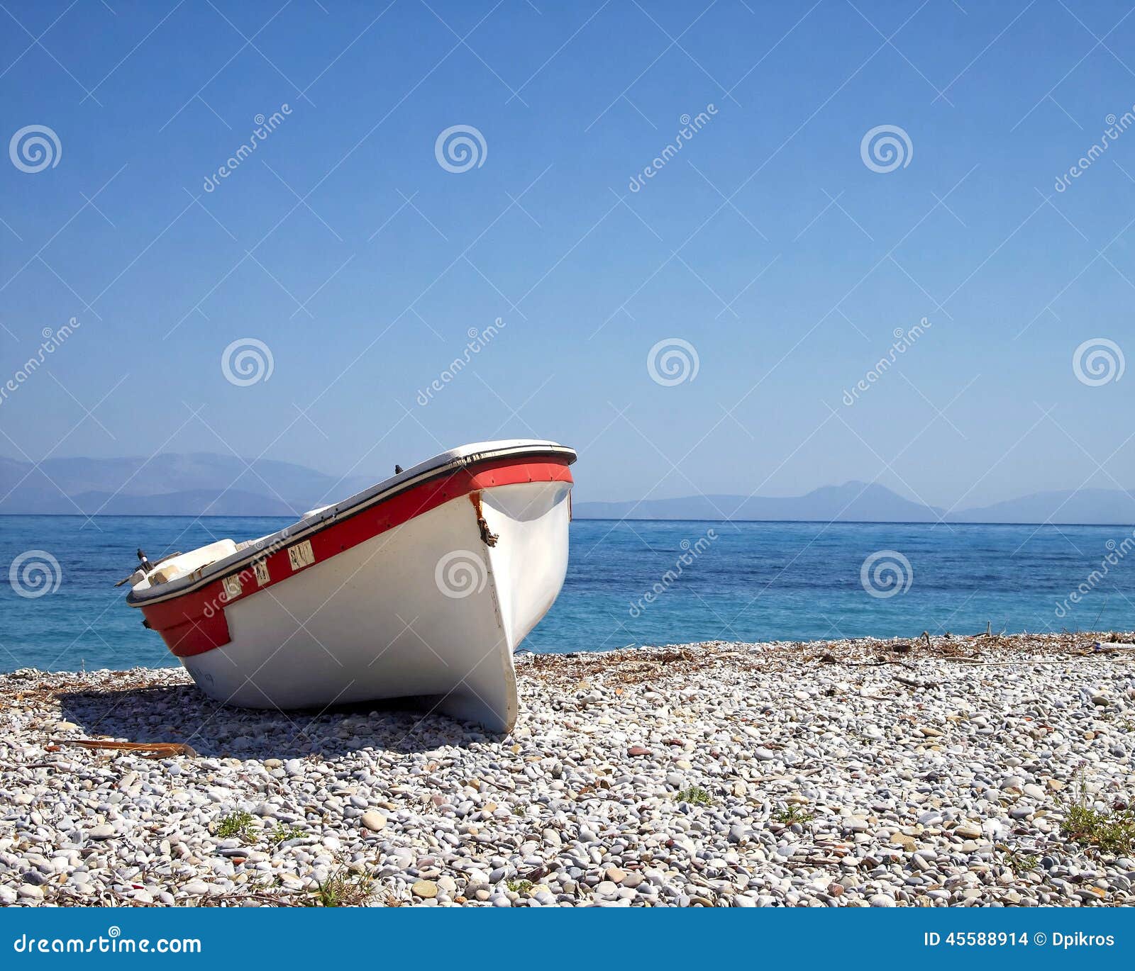 Griechenland, Kleines Boot Auf Dem Strand Stockfoto - Bild von sonne ...