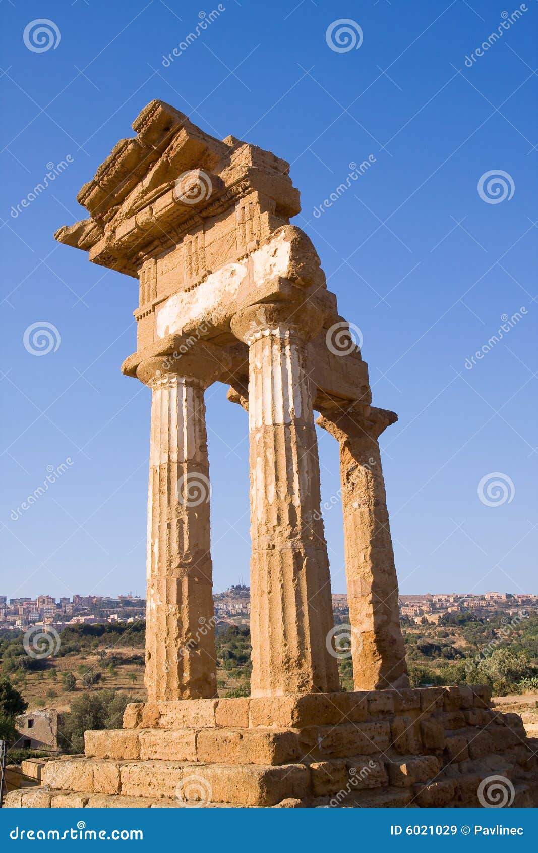Griechischer Tempel stockbild. Bild von felsen, ruinen - 6021029