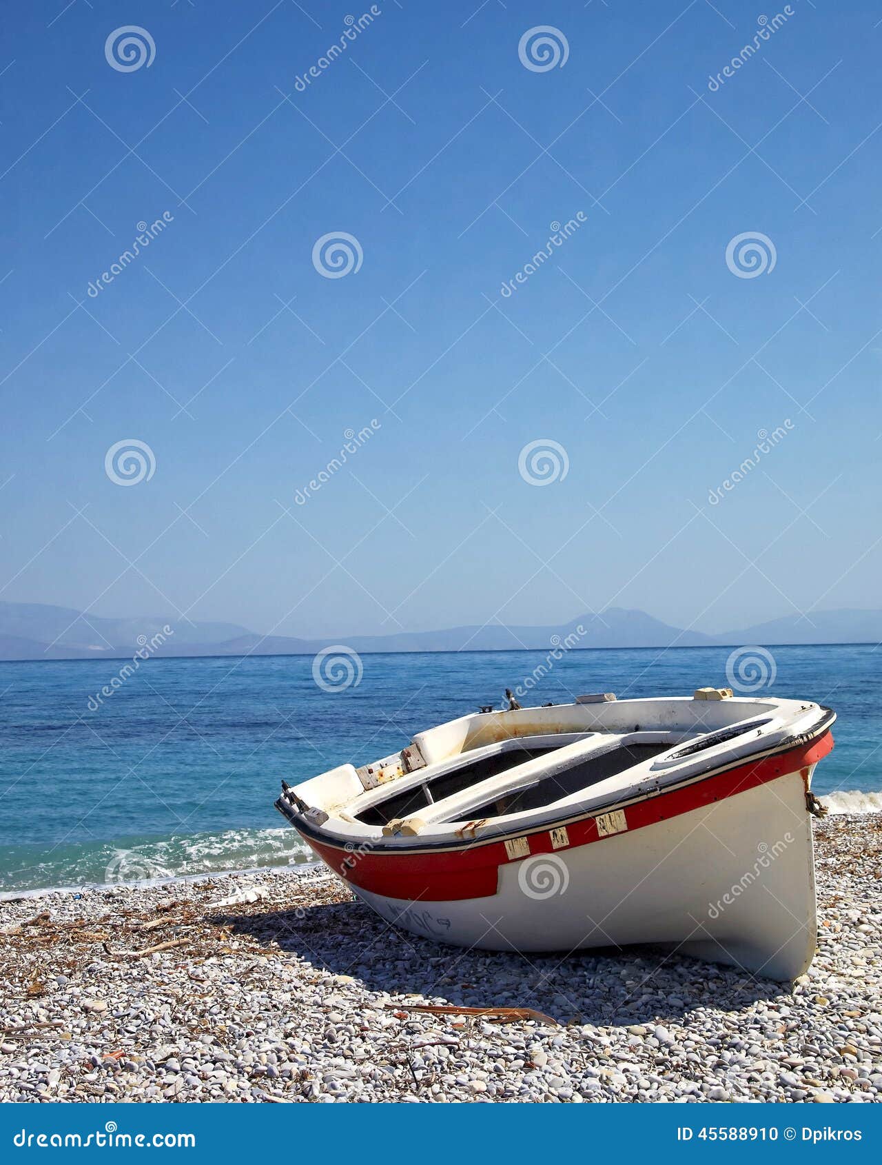 Griekenland, Kleine Boot Op Het Strand Stock Foto - Image of blauw ...