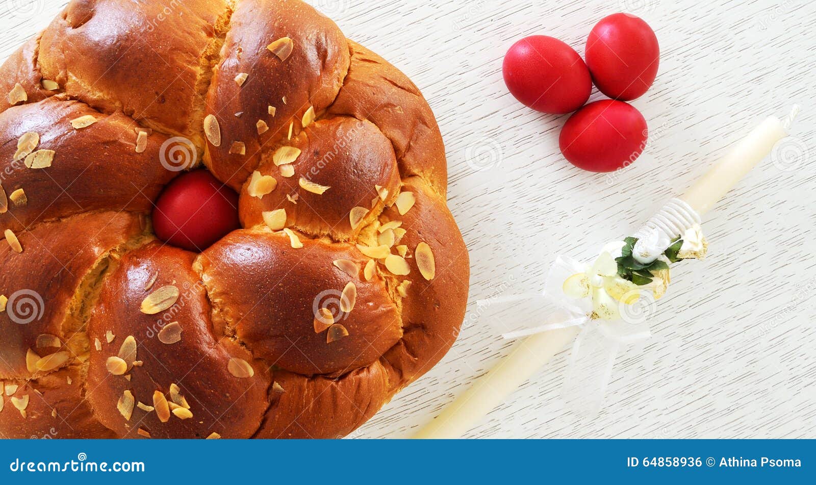 Grieks Pasen-brood, Tsoureki En Rode Eieren Stock Foto - Image of ...