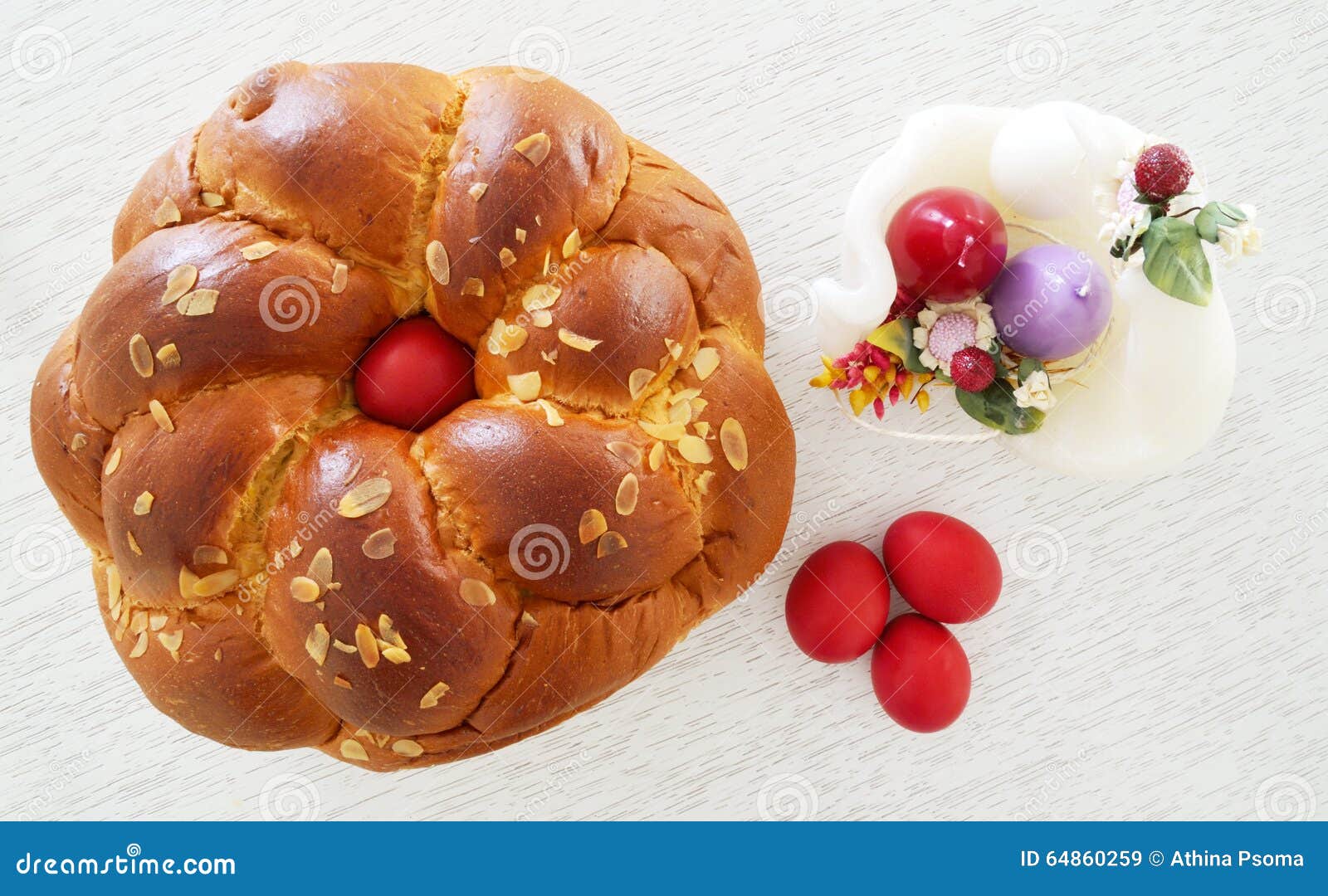 Grieks Pasen-brood, Tsoureki En Rode Eieren Stock Afbeelding - Image of ...