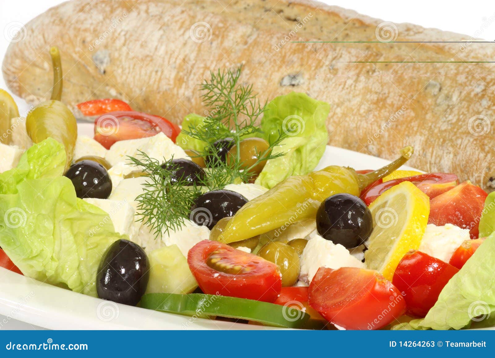 Griekse salade met brood stock afbeelding. Image of griekenland - 14264263