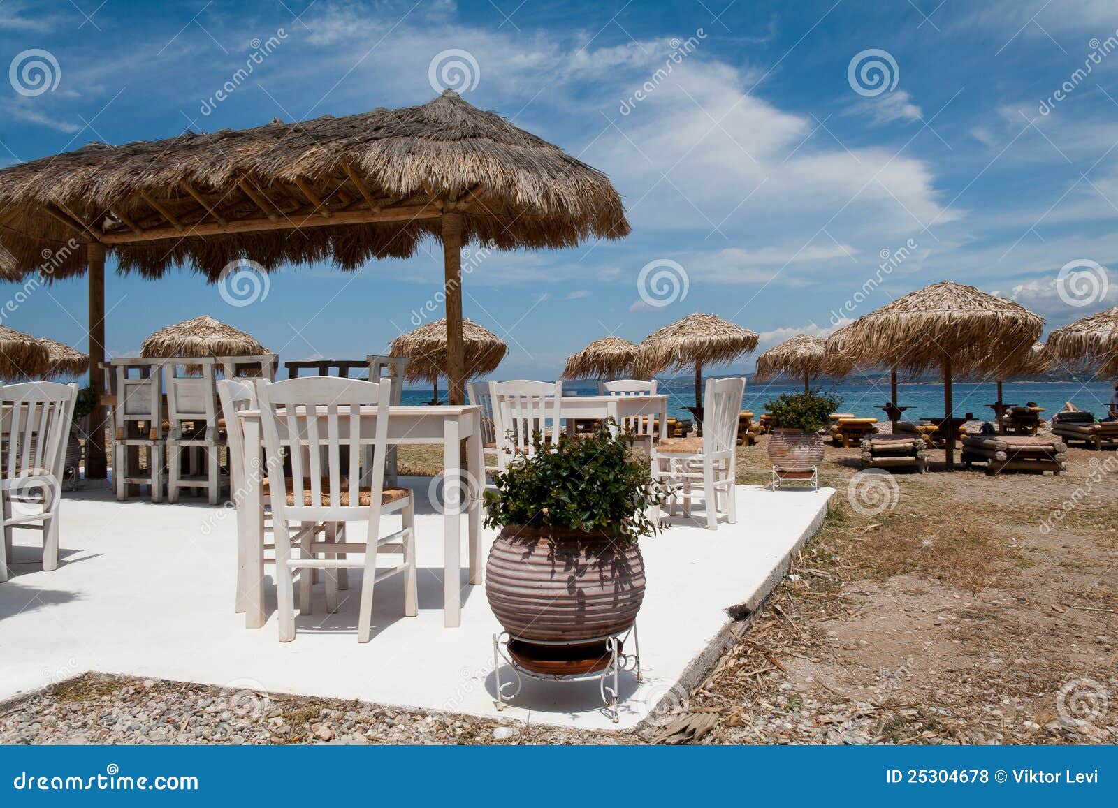 Griekse Taverna Op Het Strand Stock Foto - Image of lijsten, restaurant ...