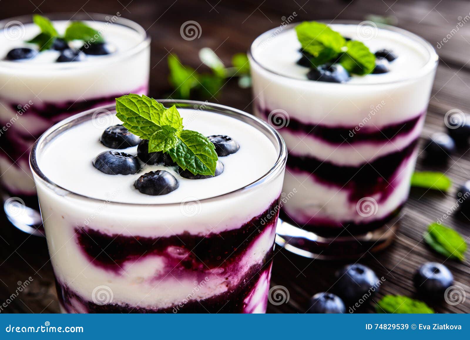 Griekse Yoghurt Met Bosbessen Stock Afbeelding - Image of vrucht ...