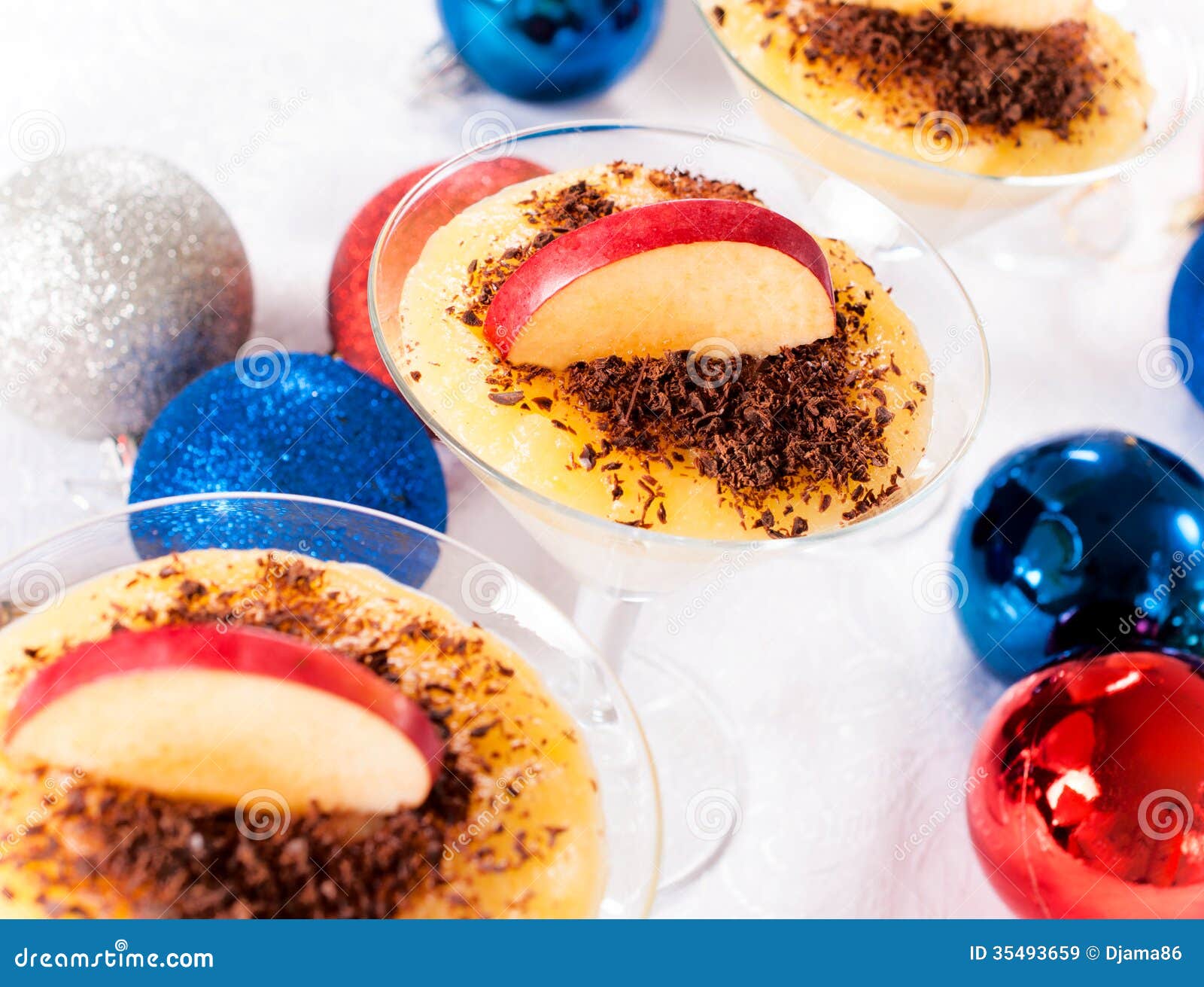 Griesmeel en appel in glas stock afbeelding. Image of feest - 35493659