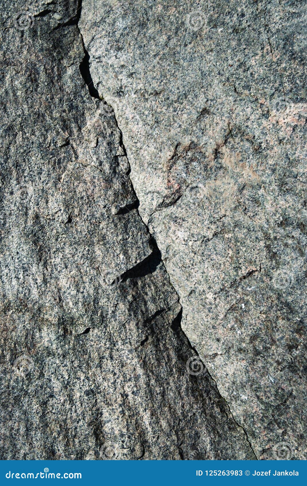 Grieta en roca del granito imagen de archivo. Imagen de nuevo - 125263983