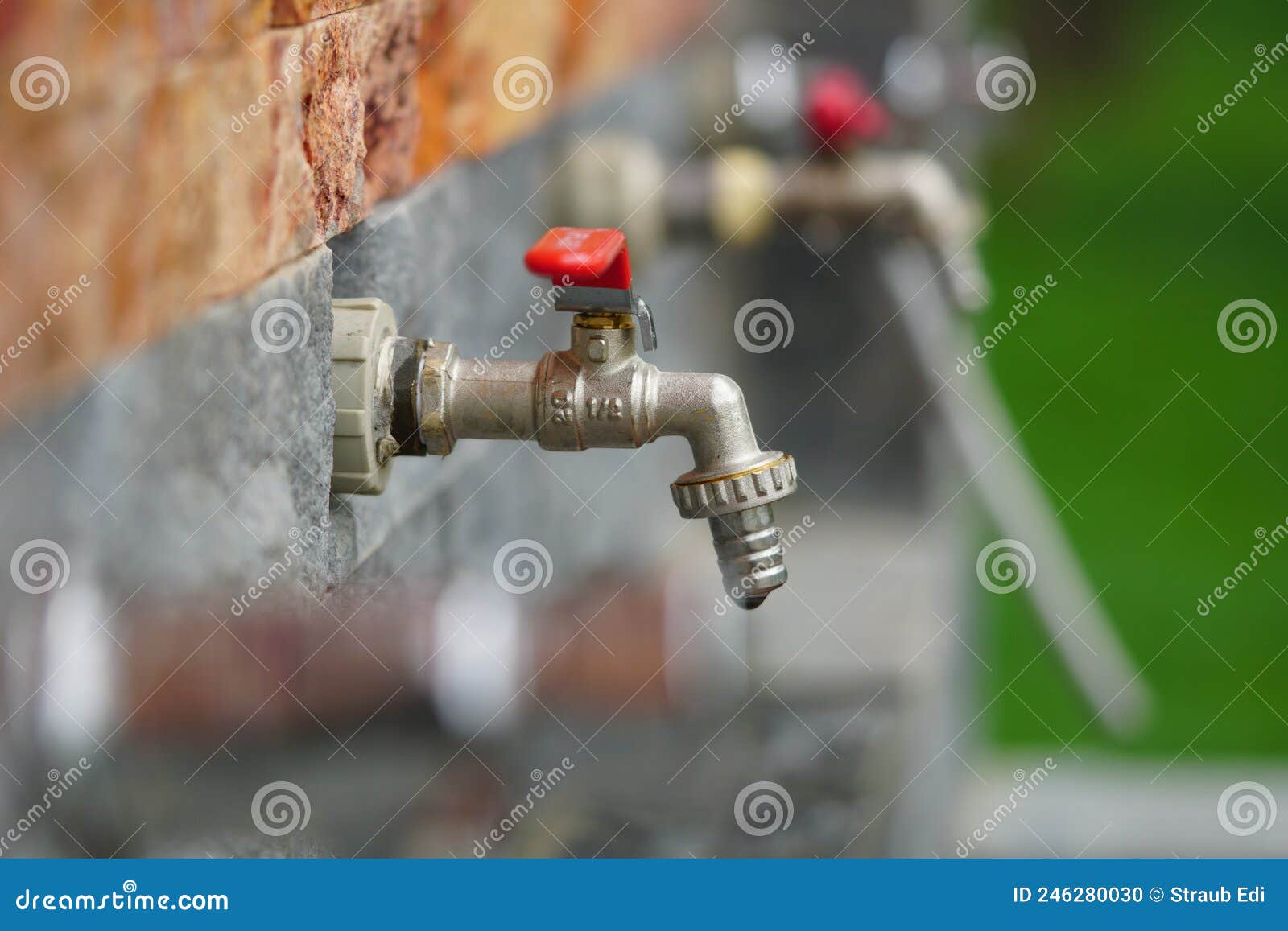 Grifo con mango rojo foto de archivo. Imagen de grifo - 246280030