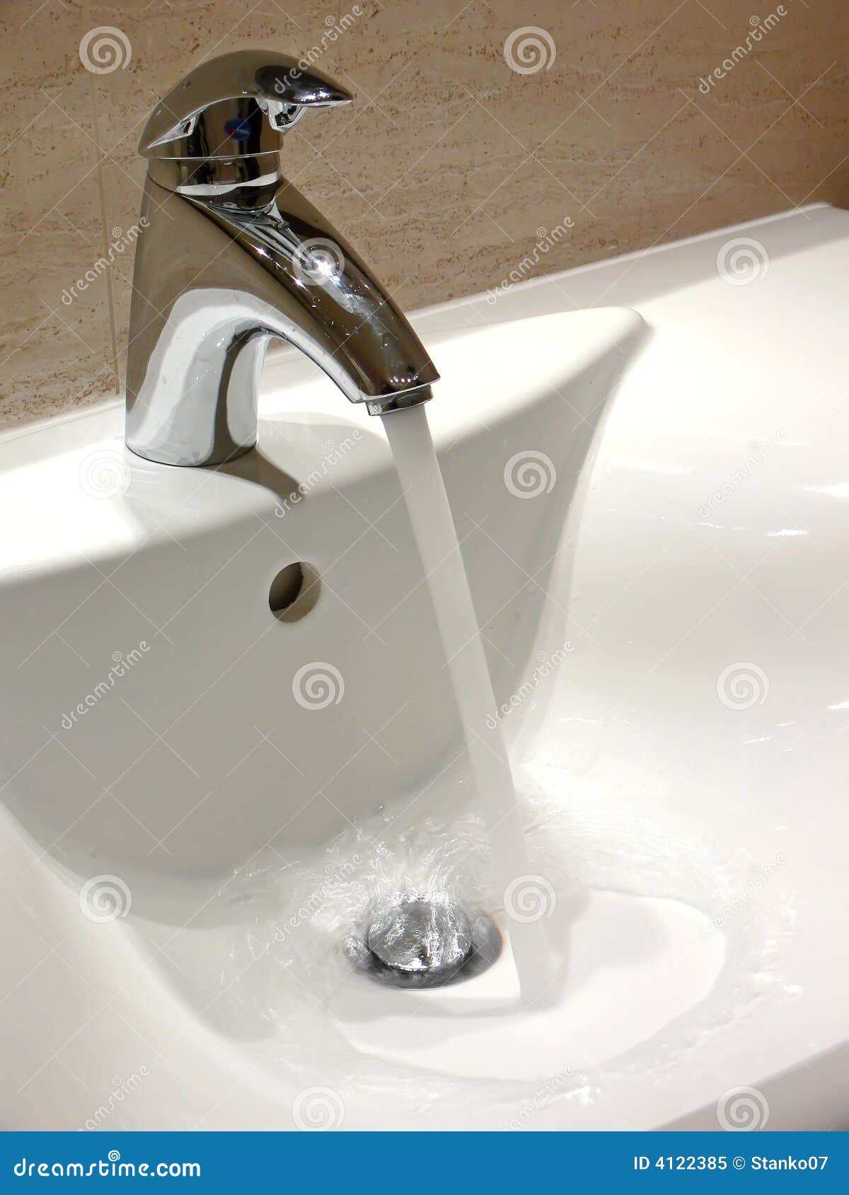 Grifo de la agua corriente imagen de archivo. Imagen de lavabo - 4122385