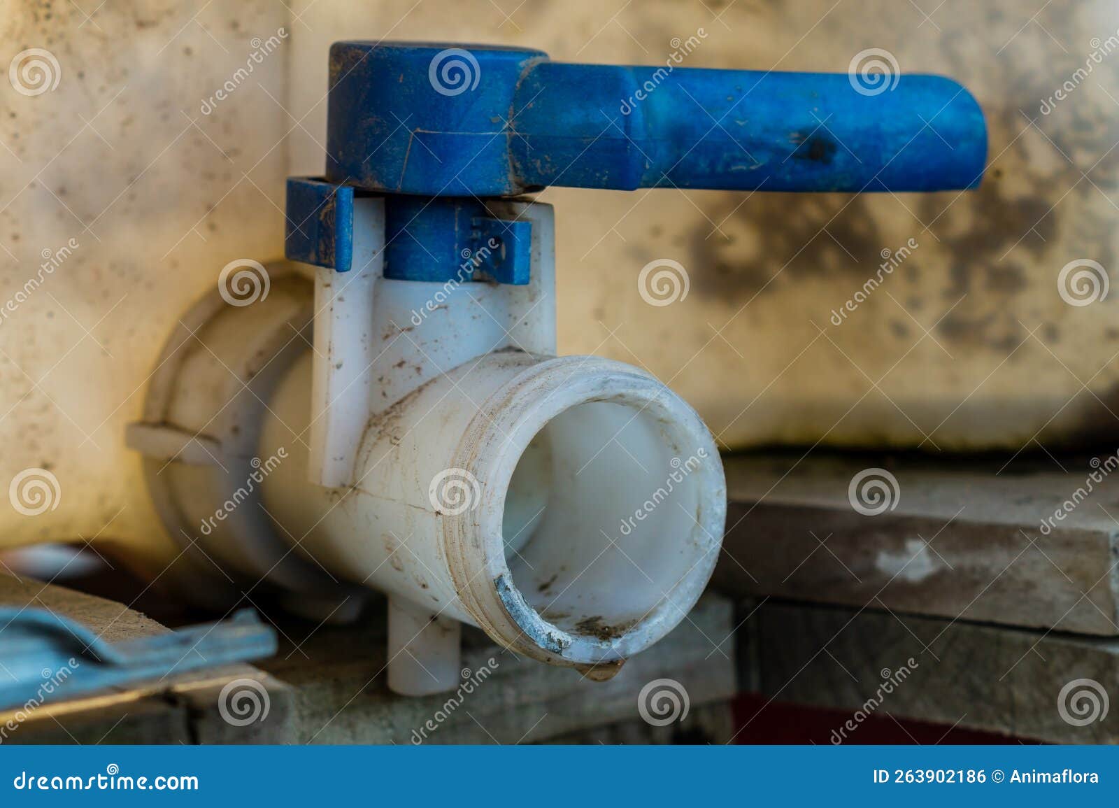 Grifo de un barril de pvc foto de archivo. Imagen de acolchamiento ...