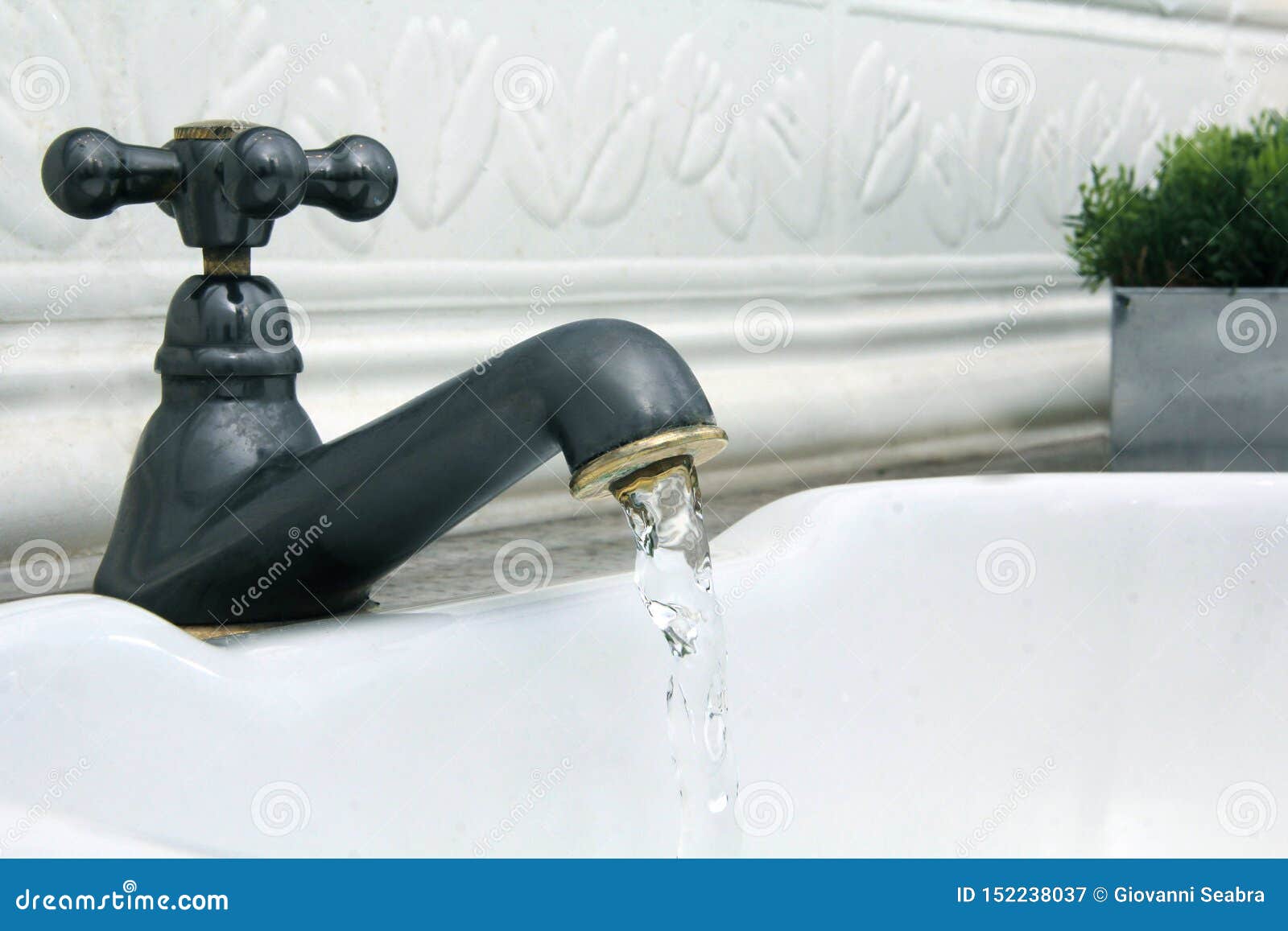 Grifo Que Viene Hacia Fuera Agua En El Fregadero Blanco Imagen de ... Grifo Que Viene Hacia Fuera Agua En El Fregadero Blanco Imagen de ...