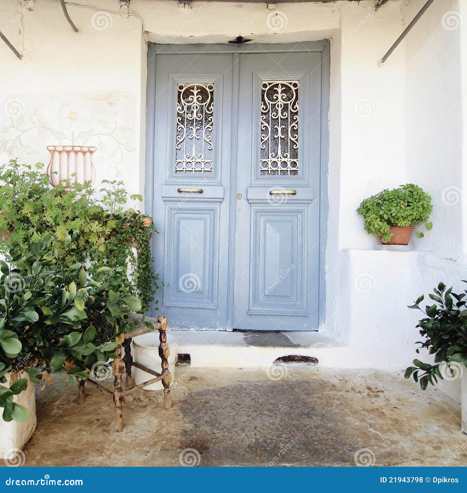 Grijze deur en bloempotten stock foto. Image of stad - 21943798