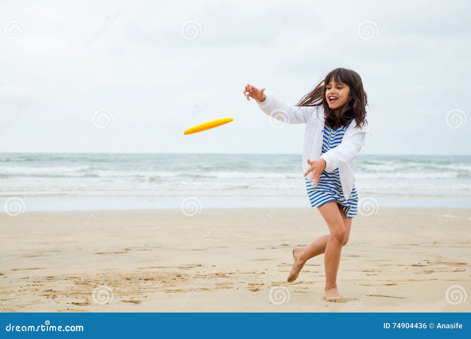 Gril, das Frisbee spielt stockfoto. Bild von aktivität - 74904436