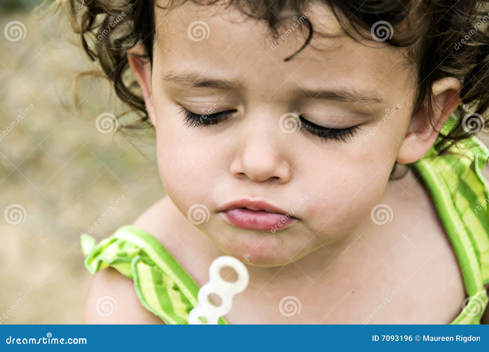 Gril Que Intenta Soplar Burbujas Foto de archivo - Imagen de cabrito, belleza: 7093196