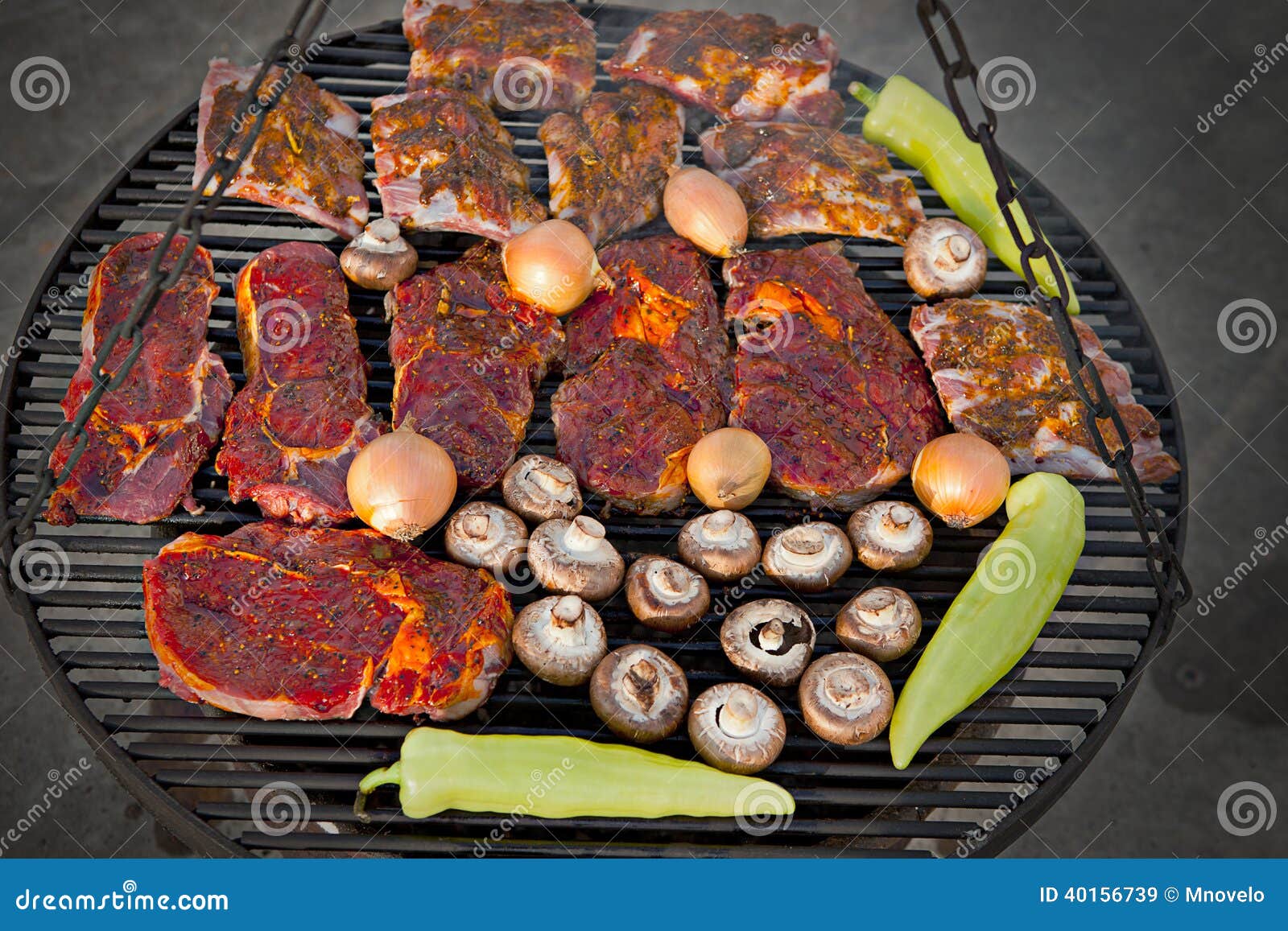 Grill stockbild. Bild von lodernd, geräuchert, gebraten - 40156739