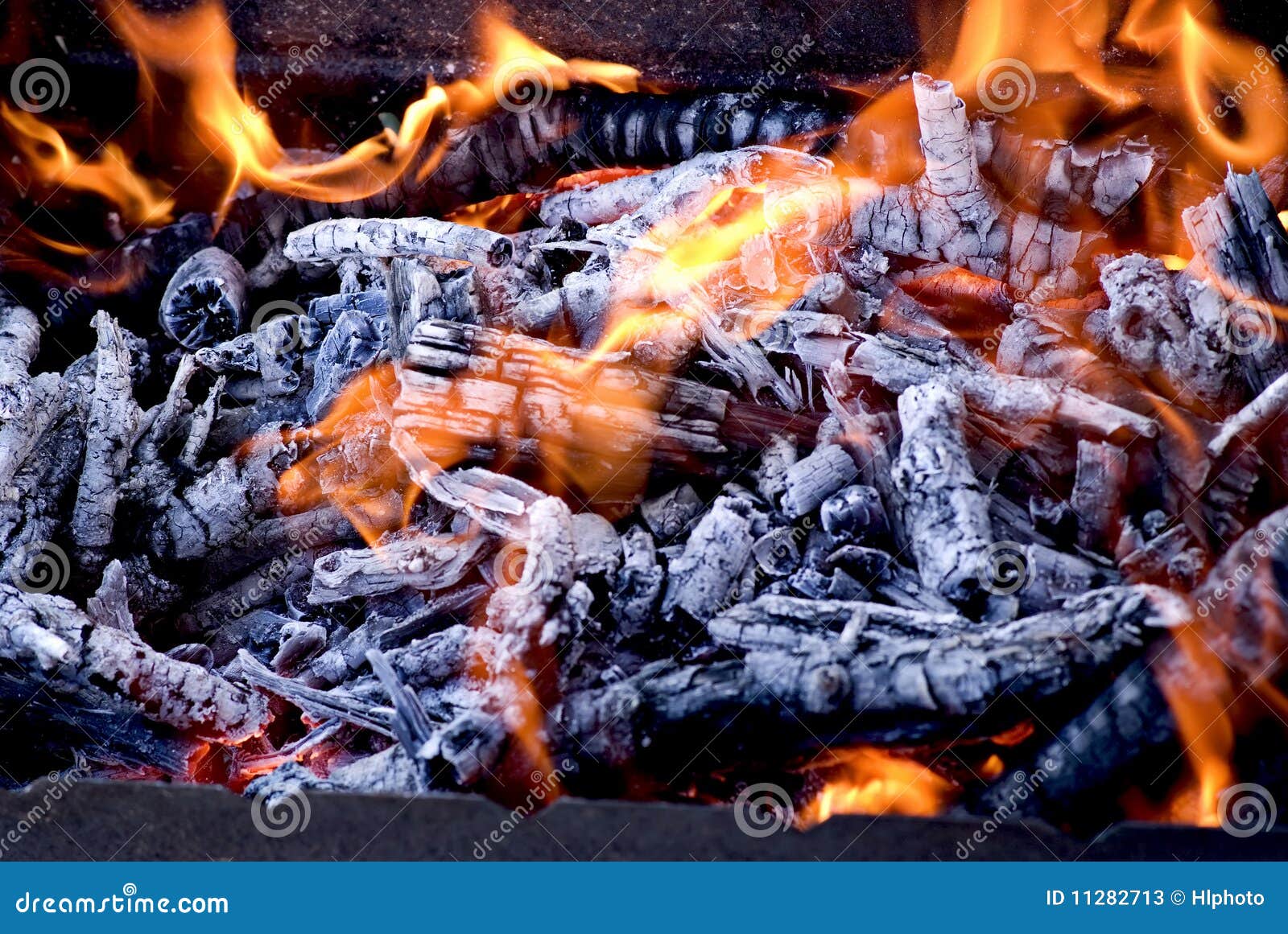 Grill-Feuer stockbild. Bild von orange, leuchte, brennen - 11282713