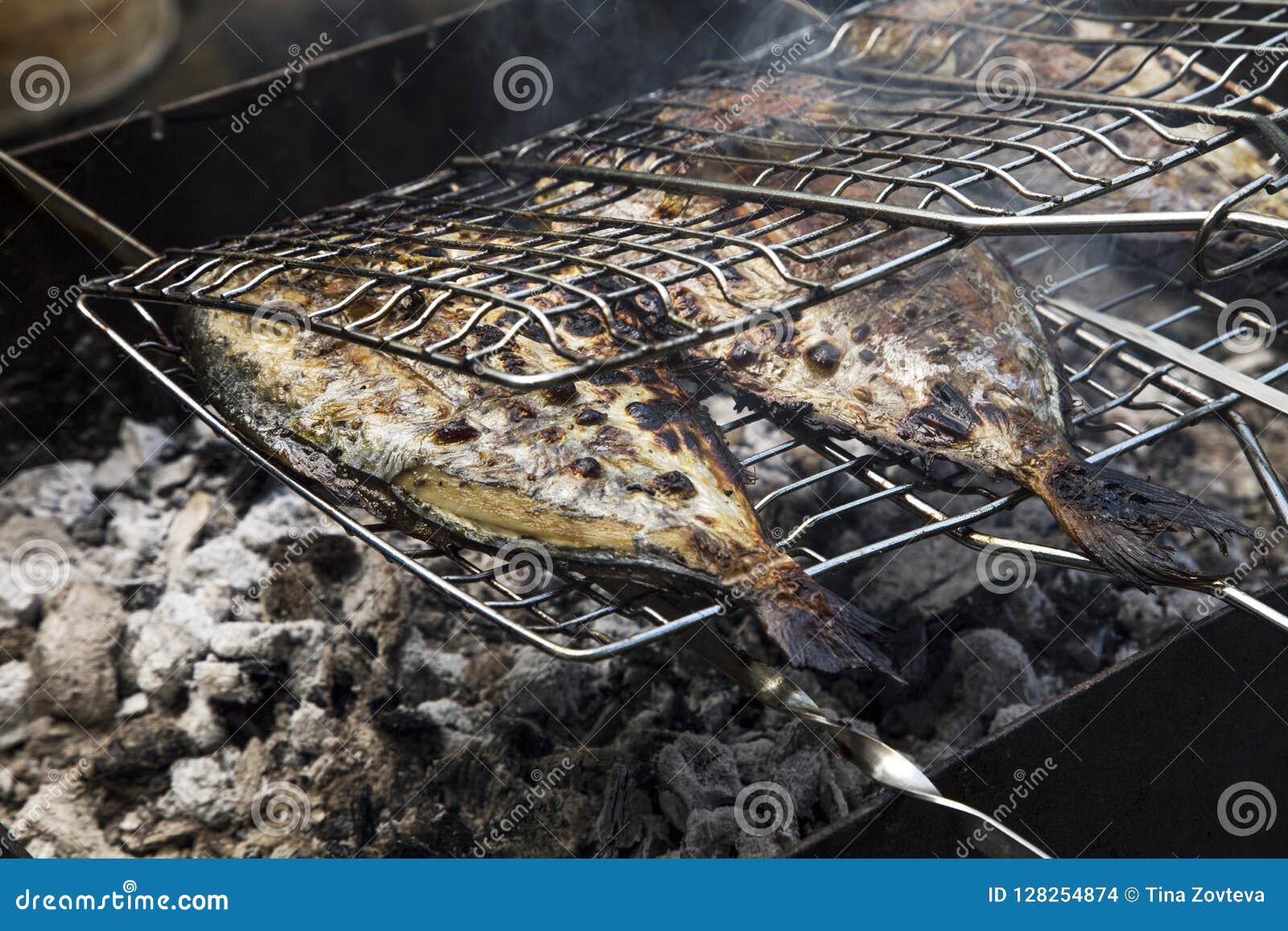Grillad fisk arkivfoto. Bild av brand, campeld, bakgrund - 128254874