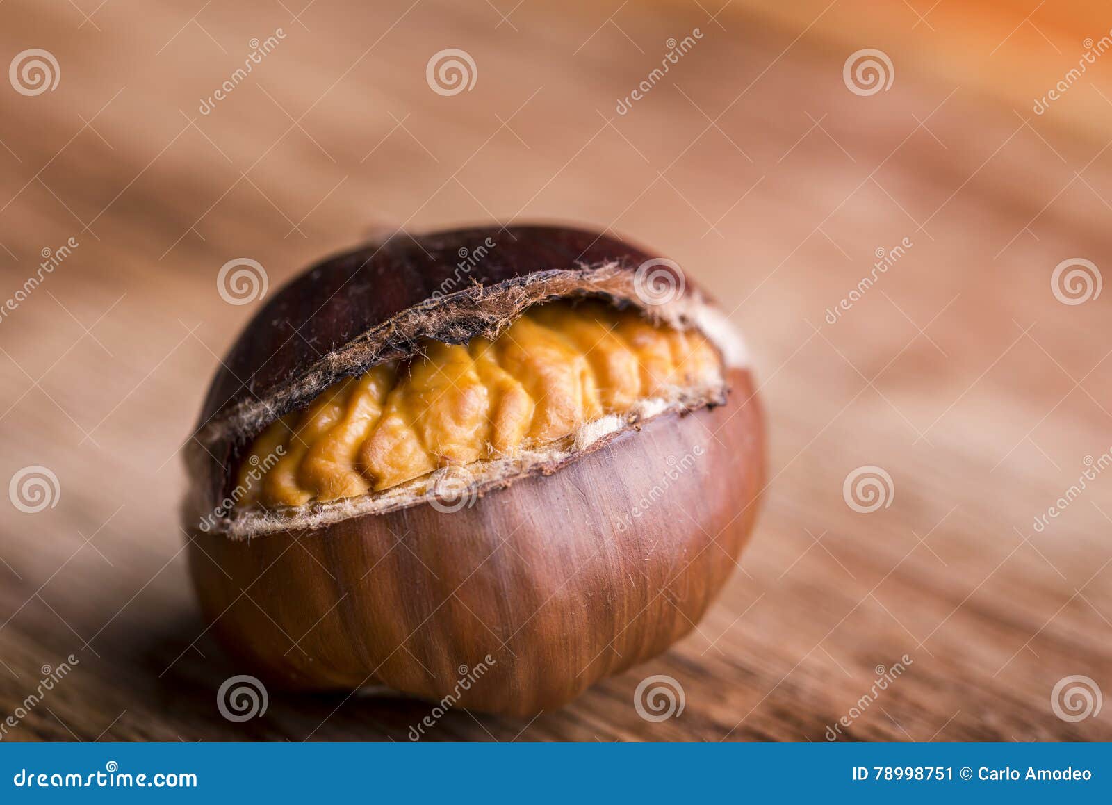 Grillad kastanj fotografering för bildbyråer. Bild av öppnat - 78998751