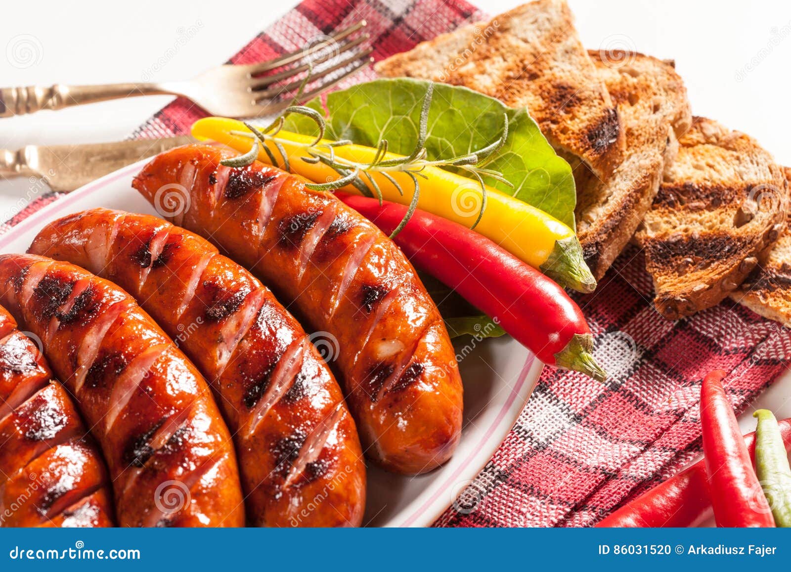 Grillad korv arkivfoto. Bild av bestick, matställe, sallad - 86031520