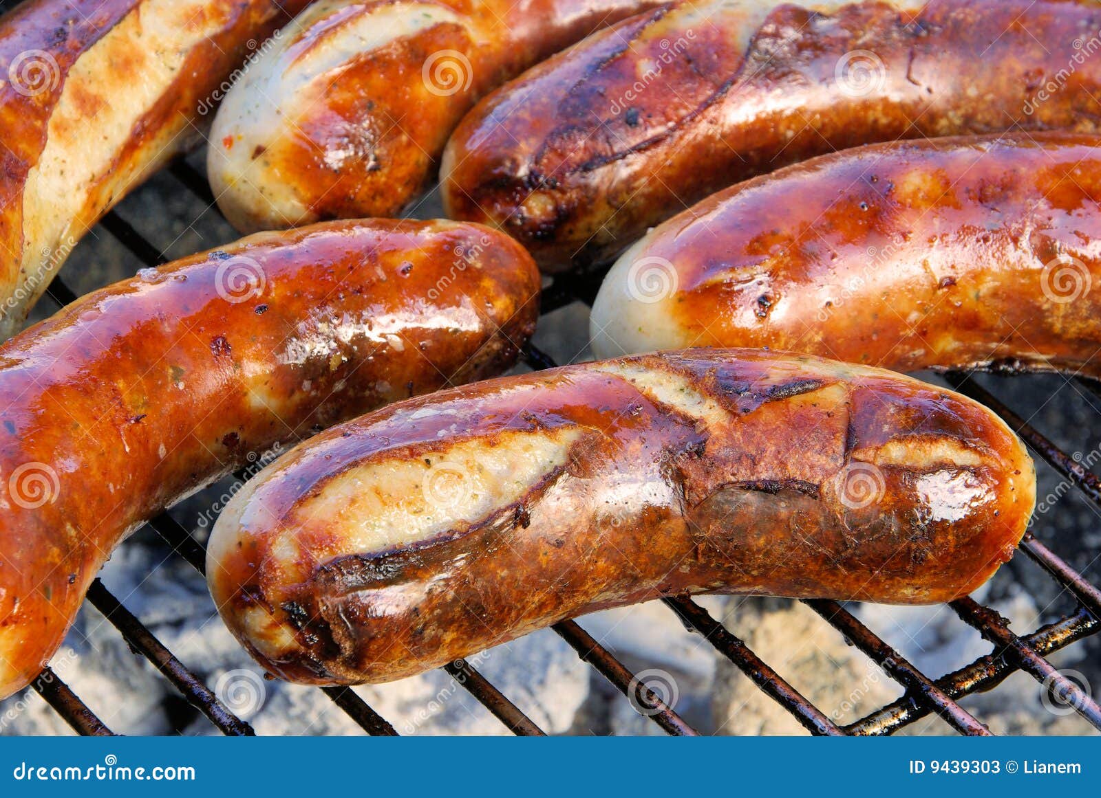 Grillbratwurst stockbild. Bild von draussen, abendessen - 9439303