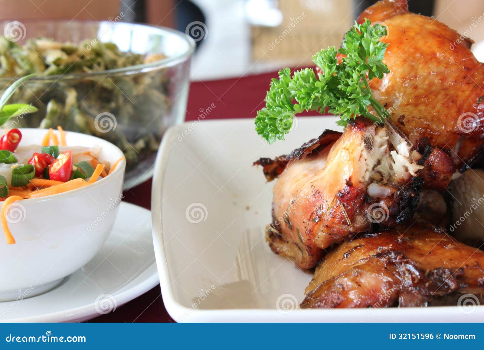 Grilled chiken foto de archivo. Imagen de curruscante - 32151596