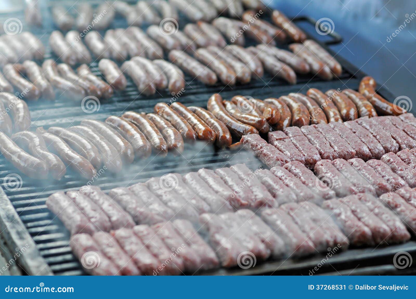 Leskovacki Cevapi U Lepinji - Grilled Beef Links Served In Home Made ...