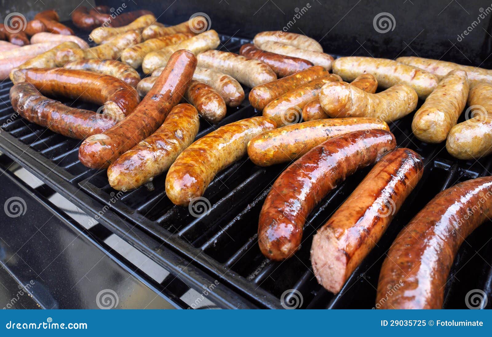 Grillen der Wurst stockbild. Bild von poliermittel, abendessen - 29035725