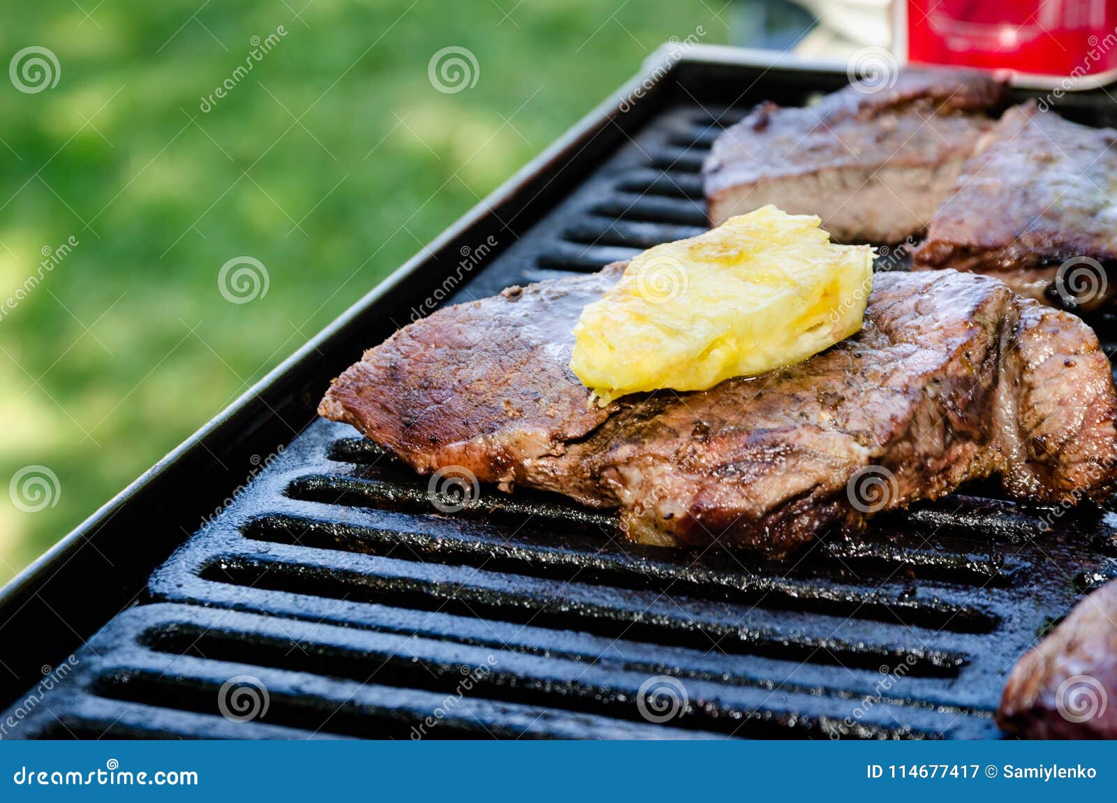 Grillen Des Rindfleisches, Bbq-Satz Stockbild - Bild von abendessen ...