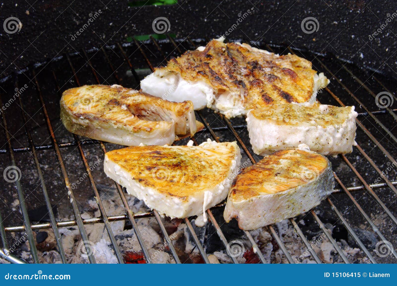 Griller Le Bifteck Des Poissons Image stock - Image du mangez ...