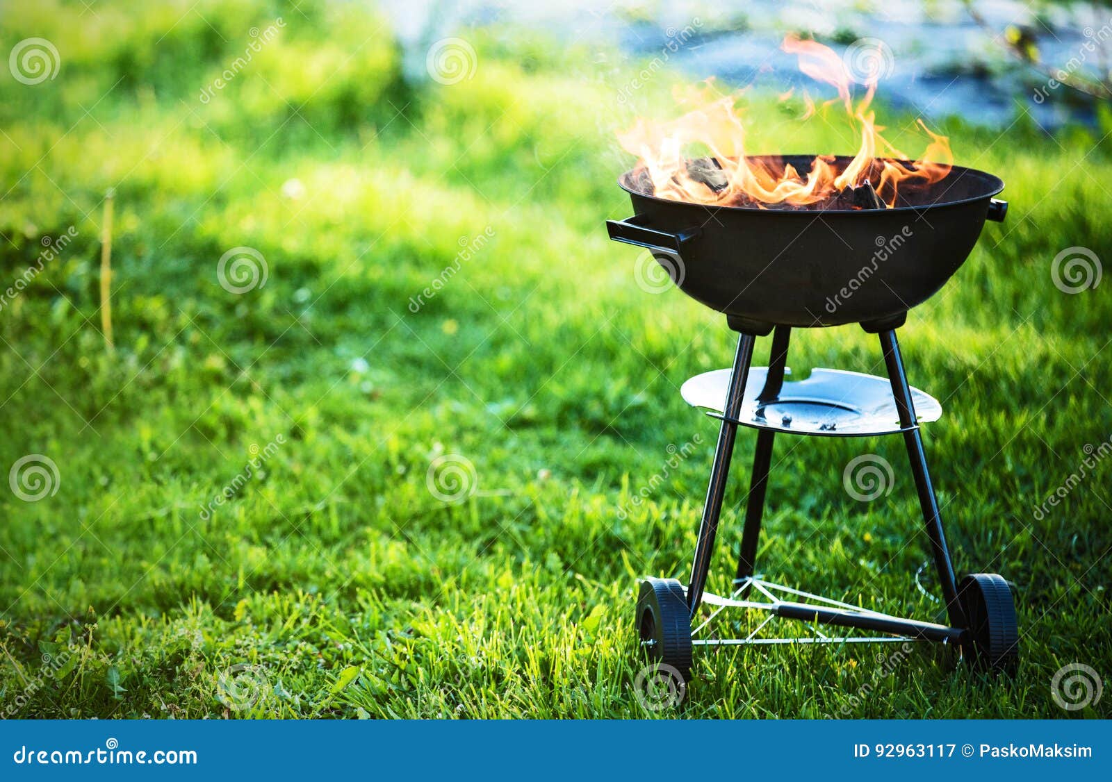 Grillgrill mit Feuer stockbild. Bild von kampieren, sonnenuntergang ...