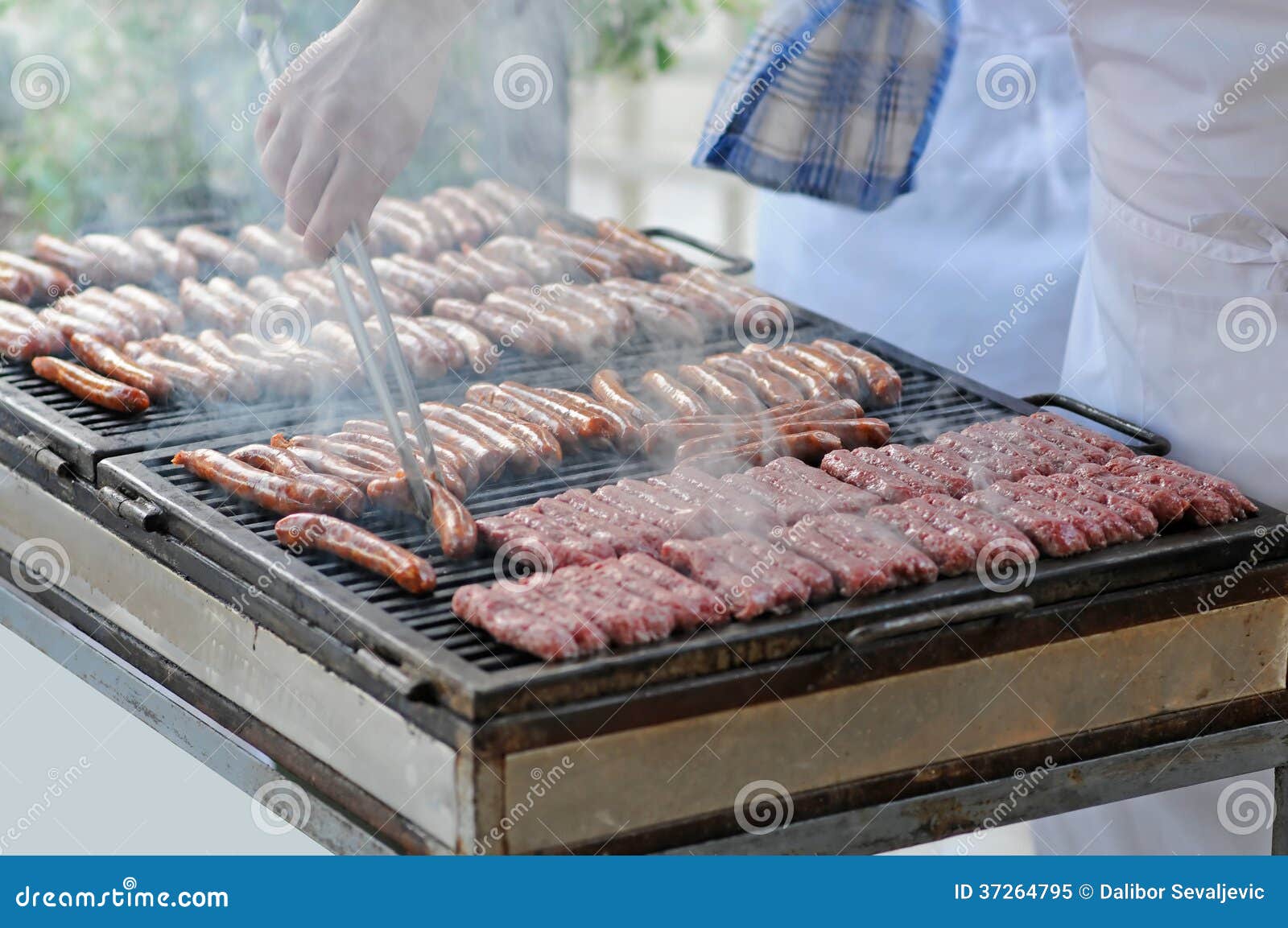 Leskovacki Cevapi U Lepinji - Grilled Beef Links Served In Home Made ...