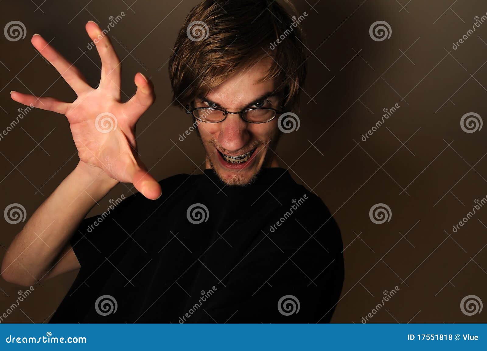 Grimace Mauvaise Avec La Main Photo stock - Image du main, alarme: 17551818