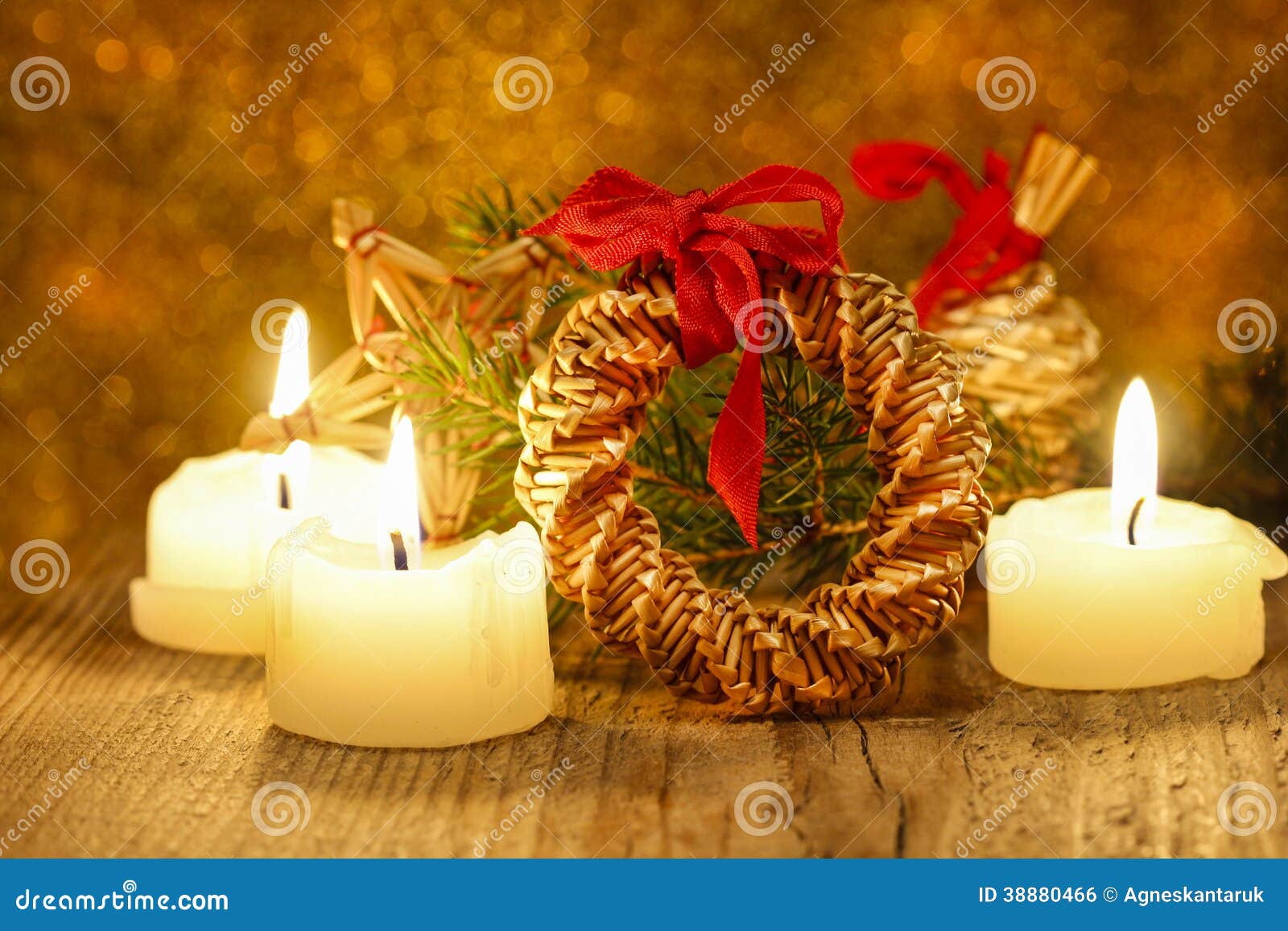 Grinalda Do Natal Com Curva Vermelha Foto de Stock - Imagem de projeto ...