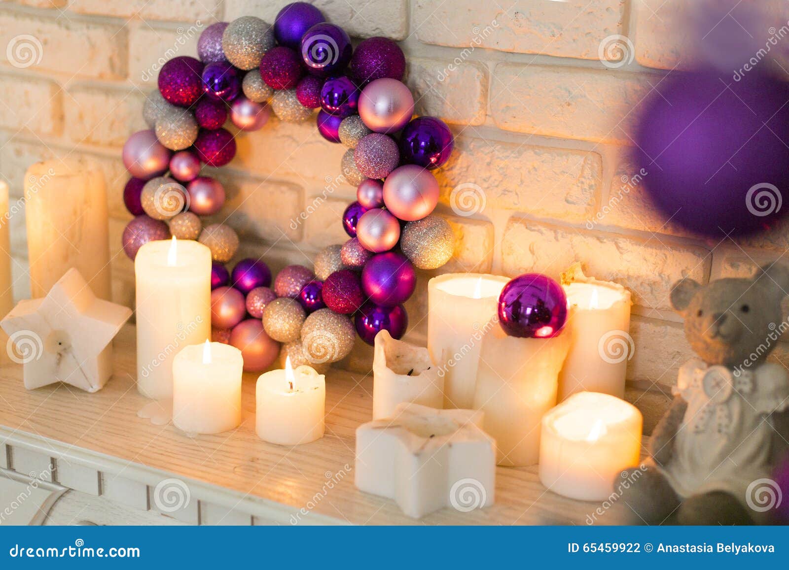 A Grinalda Do Natal De Bolas Roxas, Cor-de-rosa, Violetas Da árvore De ...